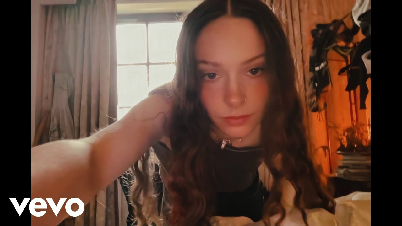 Holly Humberstone – Room Service (Official Video) - Mover.uz